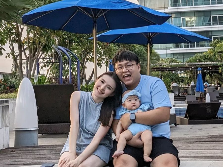 8 Momen Menggemaskan Ken & Grat Saat Merawat Si Kecil, Kompak Abis Layaknya Keluarga Cemara