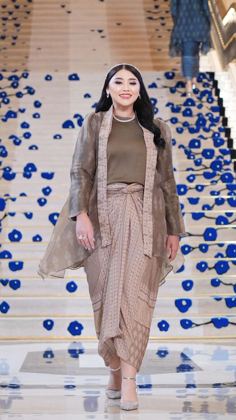 Paduan Batik dan Organza ala Clarissa Putri, Manis Nan Anggun