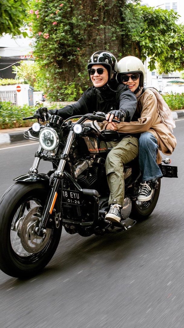 Kece Pakai Celana Jeans, Begini Momen Seru Natasha Rizky Naik Moge bareng Dian Ayu