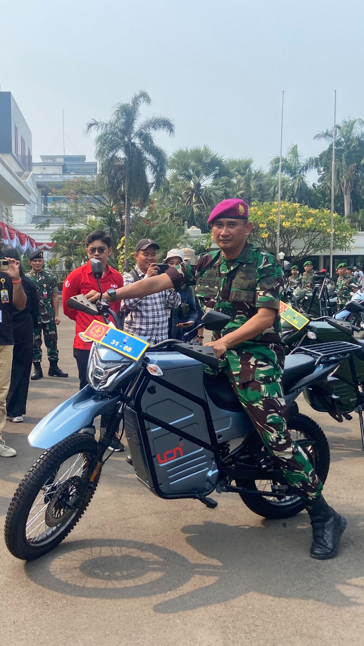Menhan Prabowo Bagikan 100 Unit Motor Trail Listrik Buatan Dalam Negeri ke TNI dan Polri