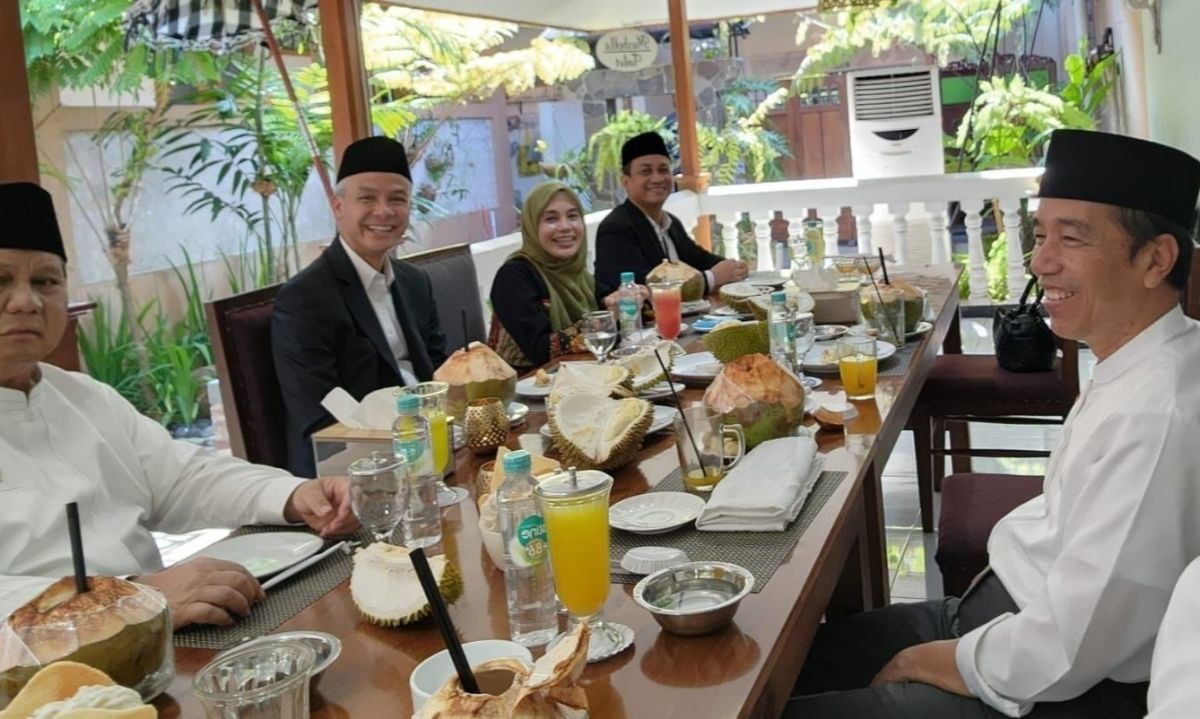 Ganjar Ungkap Isi Pembicaraan Saat Makan Siang Bareng Jokowi dan Prabowo Ganjar Ungkap Isi Pembicaraan Saat Makan Siang Bareng Jokowi dan Prabowo