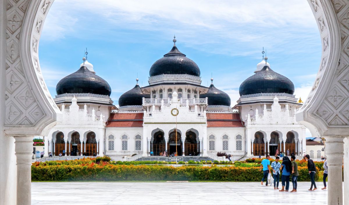 5 Wisata Halal di Indonesia yang Potensial, Kaya Akan Ikon Religius ...
