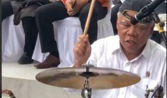 Bak Anak Band, Begini Aksi Menteri Basuki Gebuk Drum Bawakan Lagu Dewa 19
