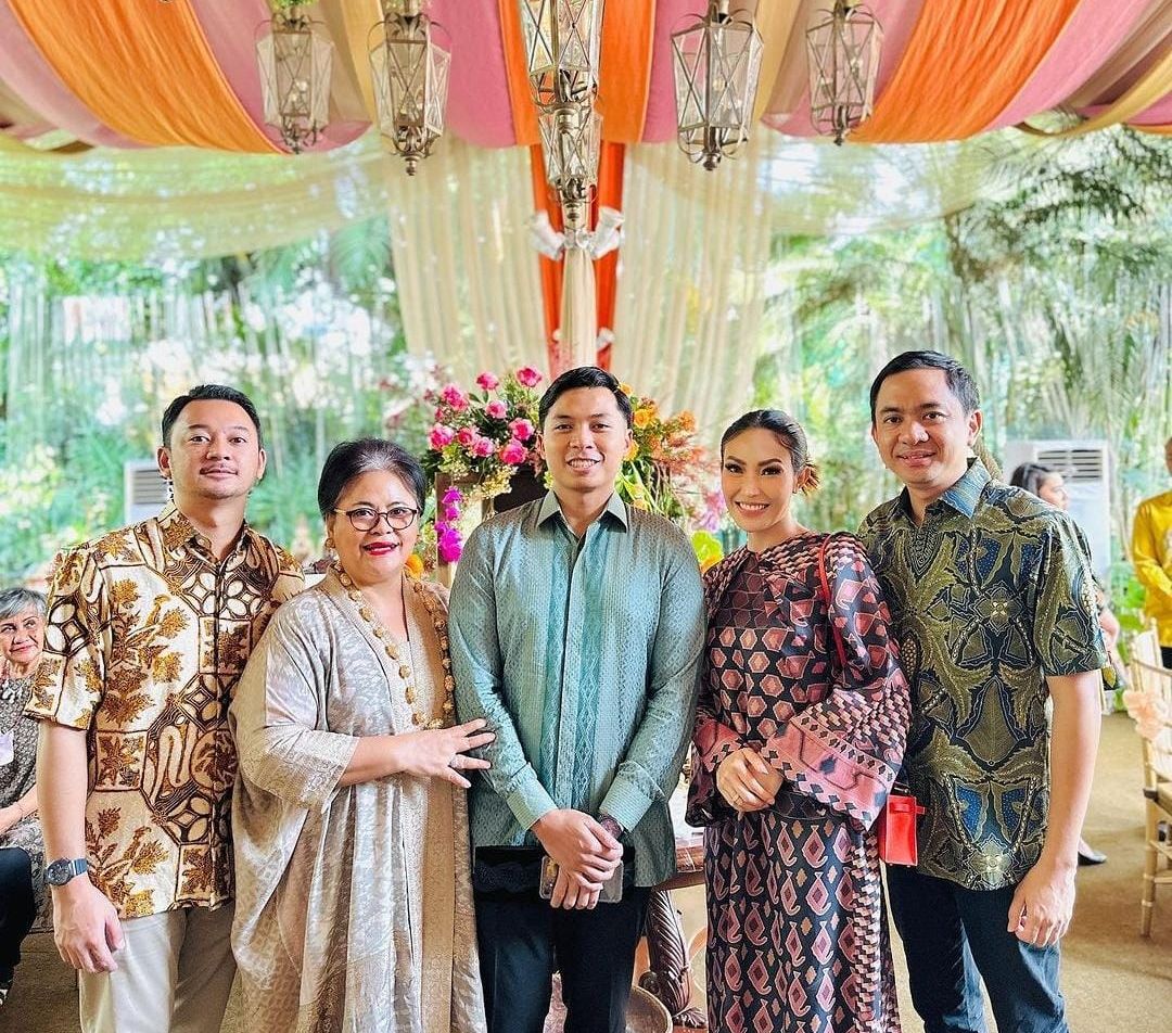 Cantiknya Ayu Dewi Foto bareng Politisi Konglomerat, Sosoknya Orang ...