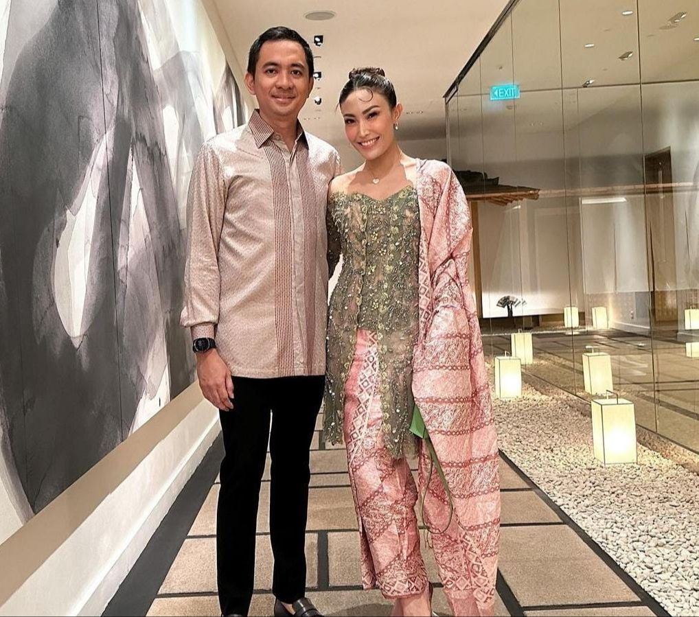 Cantiknya Ayu Dewi Foto bareng Politisi Konglomerat, Sosoknya Orang ...