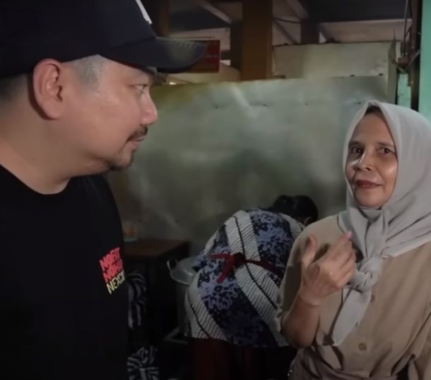 Konten Nex Carlos Kembali Viral, Aksi Emak-emak Ikut Nyomot Gorengan Ini Bikin Ngakak