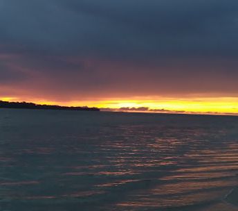 Menilik Pesona Pantai Lamolo, Menawarkan Keindahan Layaknya Laut Maladewa