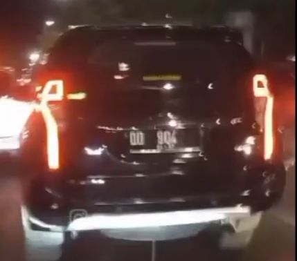 Viral Pajero Ugal-Ugalan Nyalakan Strobo & Senggol Pemotor Lalu Kabur, Sopir Diduga Anak ...