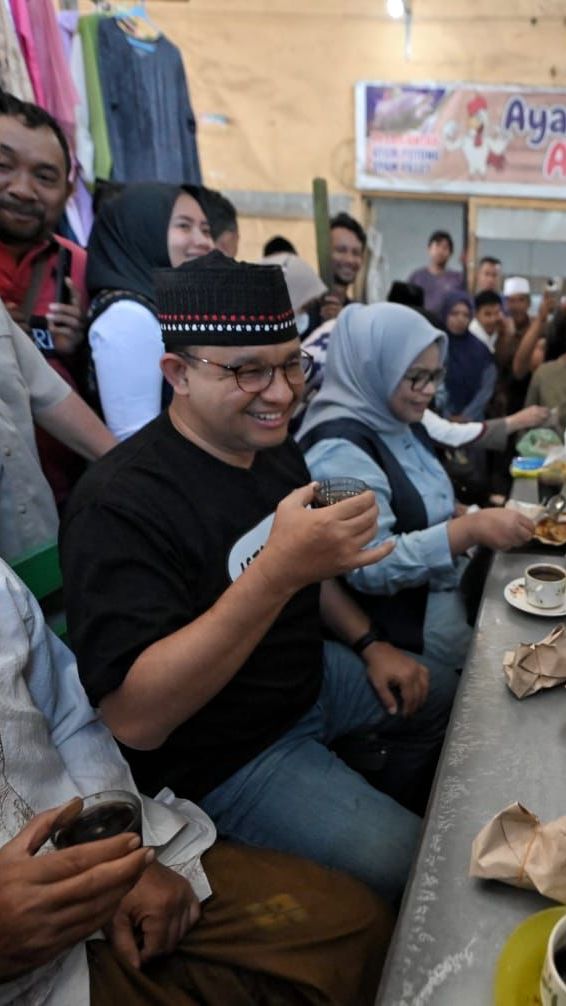 Anies Dikelilingi Emak-Emak di Pasar Situbondo, Tulisan Kaosnya Bikin Salah Fokus