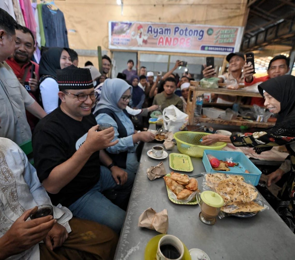 Anies Dikelilingi Emak-Emak di Pasar Situbondo, Tulisan Kaosnya Bikin Salah Fokus