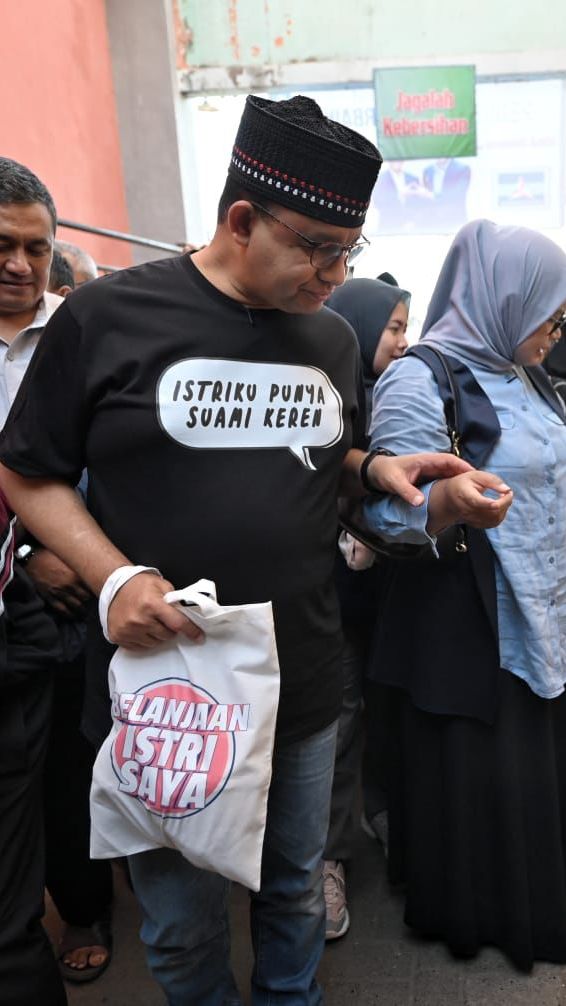 Anies Dikelilingi Emak-Emak di Pasar Situbondo, Tulisan Kaosnya Bikin Salah Fokus