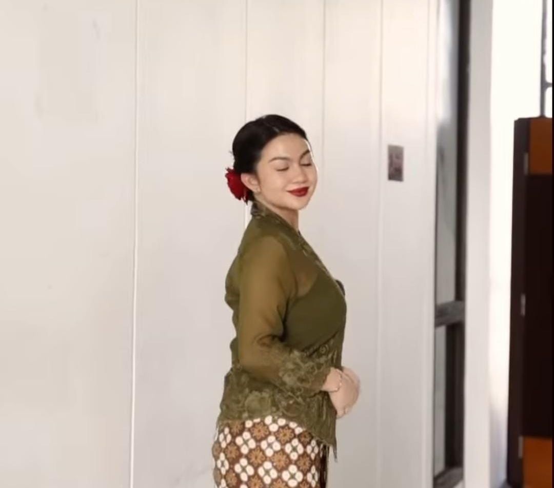 Ariel Tatum bikin Pengumuman Cari Foto Bareng Jokowi, Netizen Salfok ...