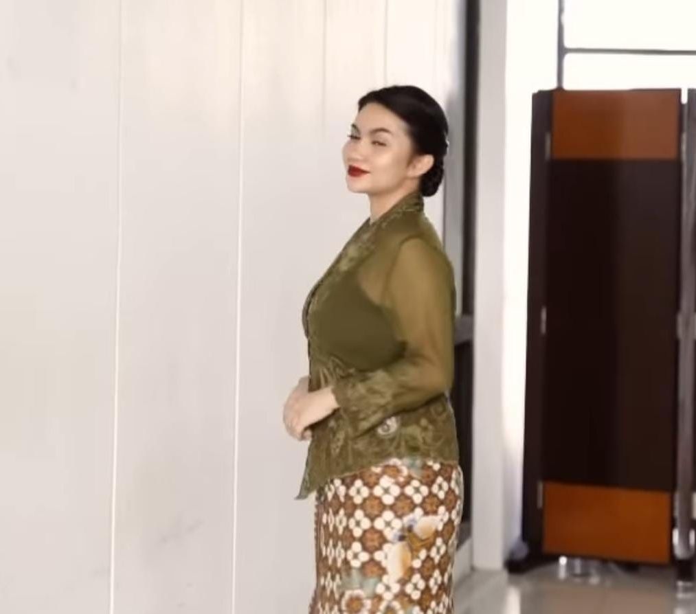 Ariel Tatum bikin Pengumuman Cari Foto Bareng Jokowi, Netizen Salfok ...