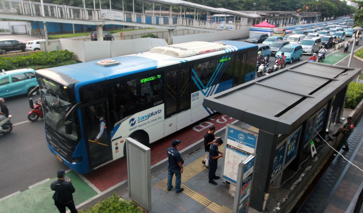 Sopir TransJakarta Ngamuk ke Puluhan Pemotor Lawan Arah di Busway ...