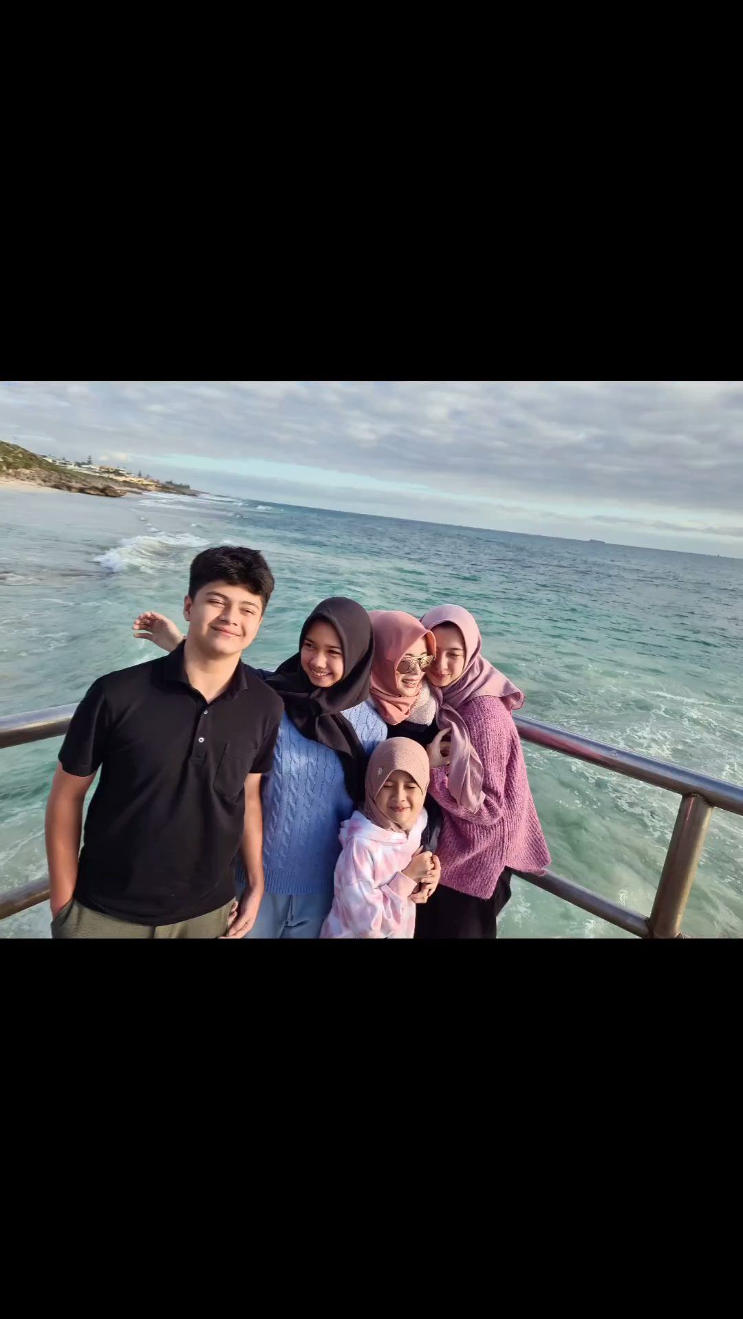 Jarang Diekspos, Berikut 12 Potret Kehangatan Primus Yustisio dan Jihan Fahira Bersama Keempat ...