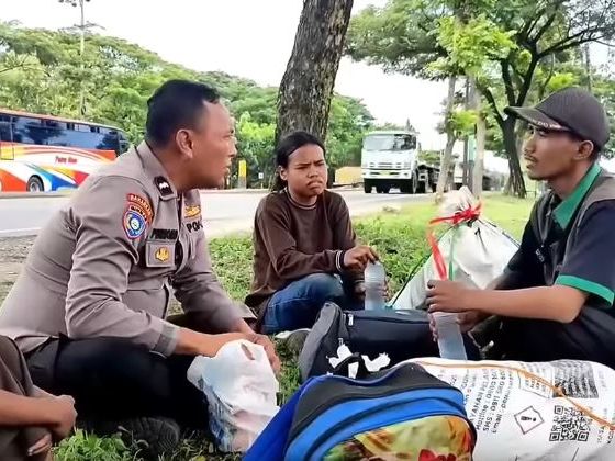Untung Ketemu Polisi Baik, Kecopetan di Kapal Keluarga Ini Pulang Kampung Jalan Kaki ke Magelang
