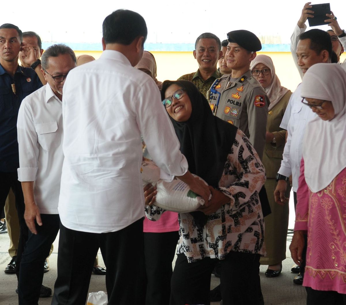 Foto Usai Pantau Persediaan Beras Di Gudang Bulog Jokowi Mulai Bagi Bagi Sekarung Beras Untuk 