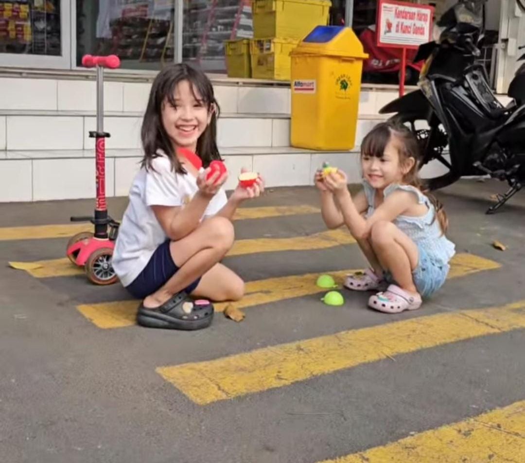 Potret Duo 'Bule Ciganjur' Anak Yasmine Wildblood Main di Halaman Mini ...