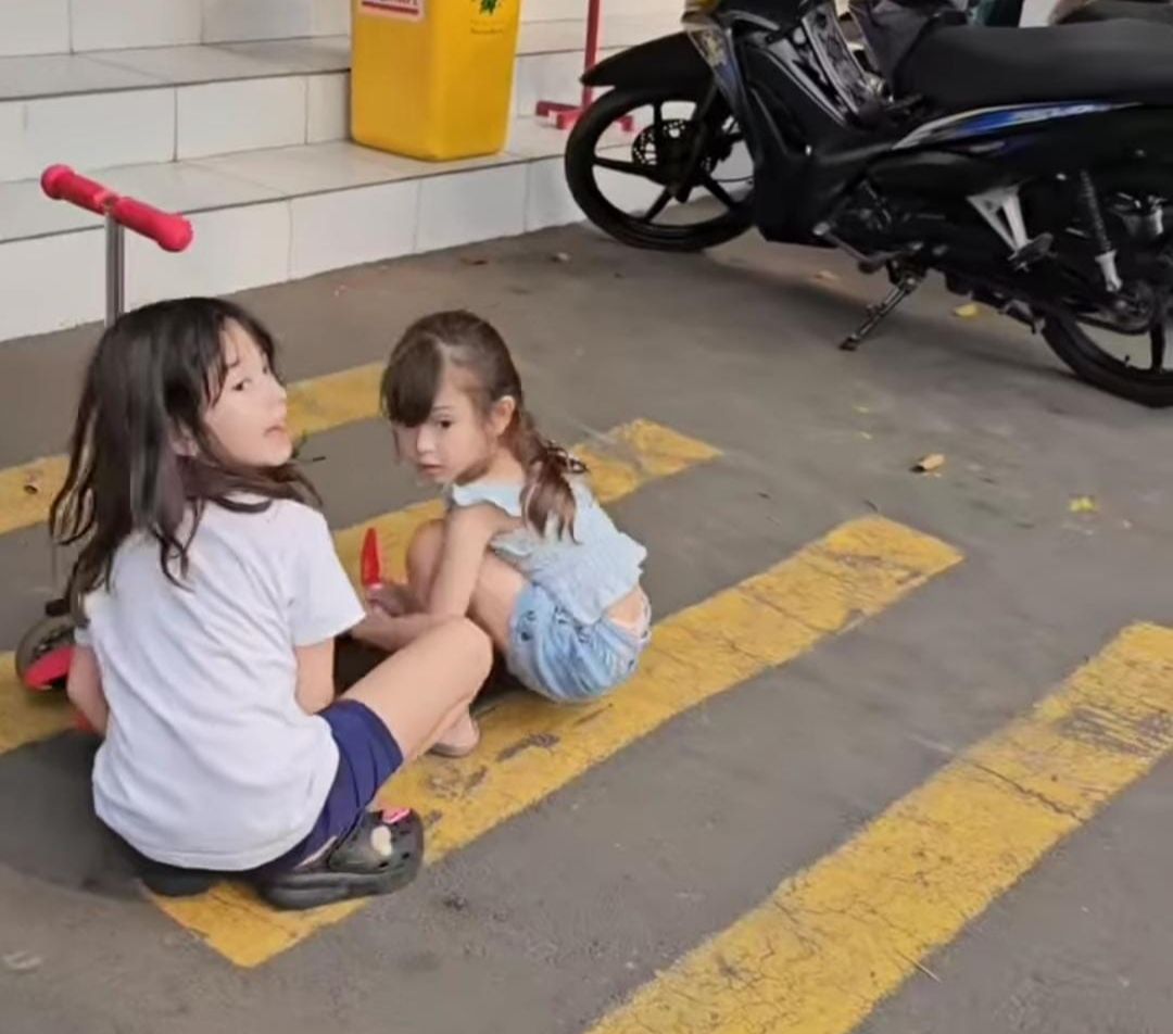Potret Duo 'Bule Ciganjur' Anak Yasmine Wildblood Main di Halaman Mini ...