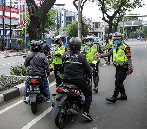 Video Viral Pemotor Tak Pakai Helm `Menghilang` Saat Mau Dipergok Polantas di Lampu Merah ...