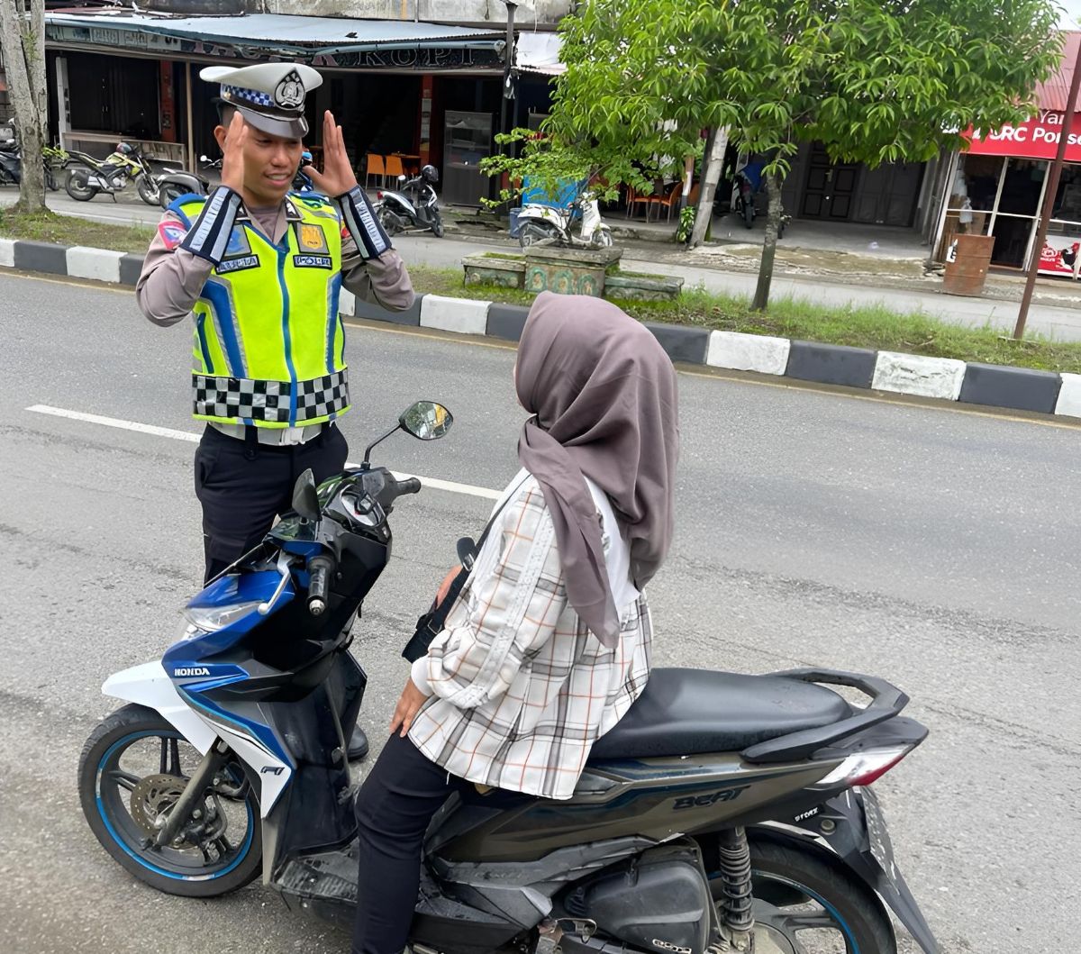 Video Viral Pemotor Tak Pakai Helm `Menghilang` Saat Mau Dipergok Polantas di Lampu Merah ...