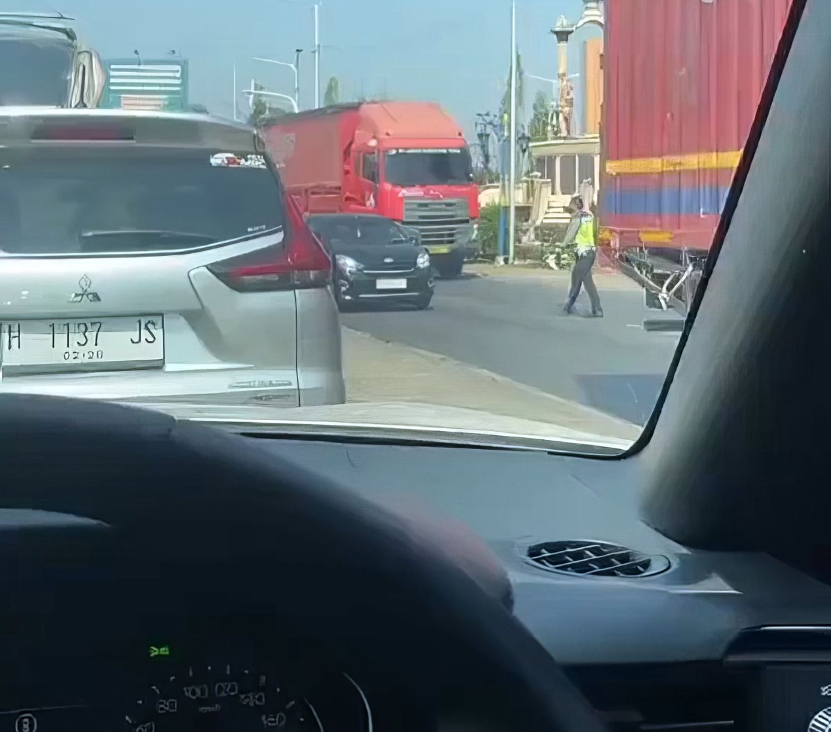 Video Viral Pemotor Tak Pakai Helm `Menghilang` Saat Mau Dipergok Polantas di Lampu Merah ...