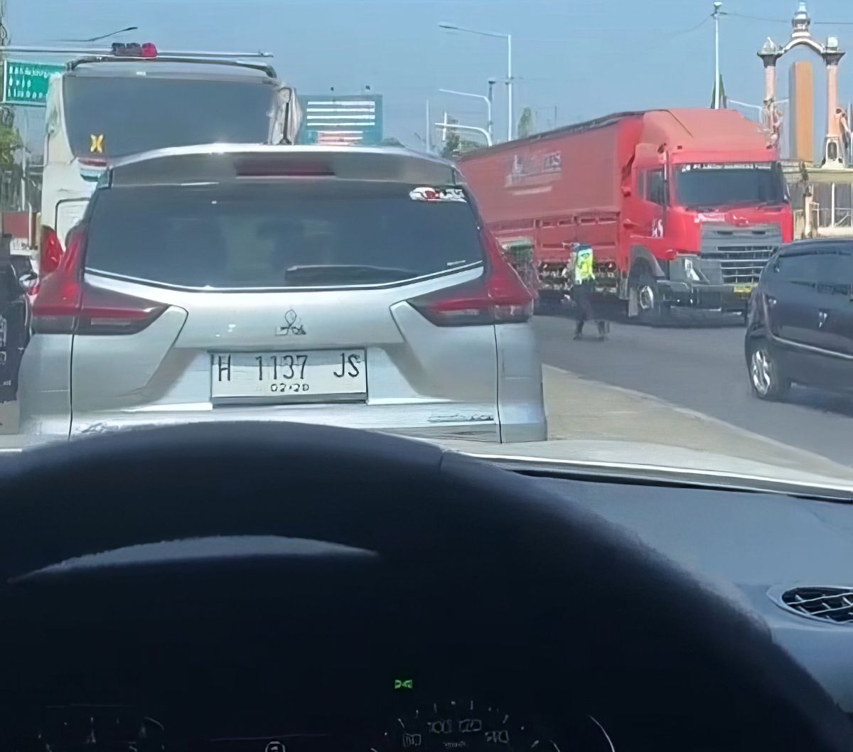 Video Viral Pemotor Tak Pakai Helm `Menghilang` Saat Mau Dipergok Polantas di Lampu Merah ...