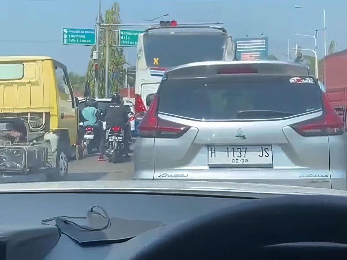 Video Viral Pemotor Tak Pakai Helm `Menghilang` Saat Mau Dipergok Polantas di Lampu Merah ...