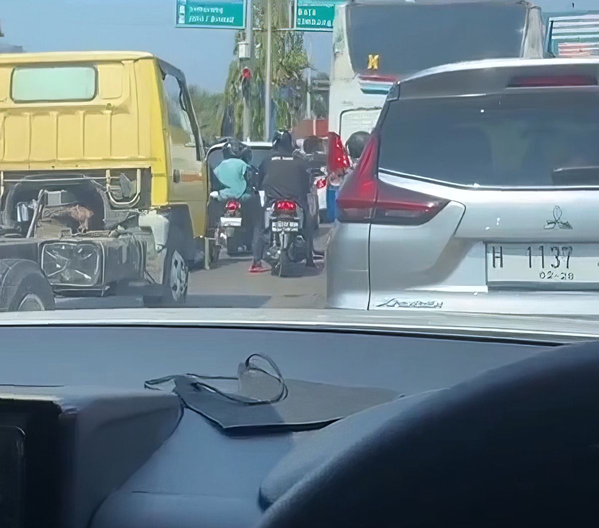 Video Viral Pemotor Tak Pakai Helm `Menghilang` Saat Mau Dipergok Polantas di Lampu Merah ...