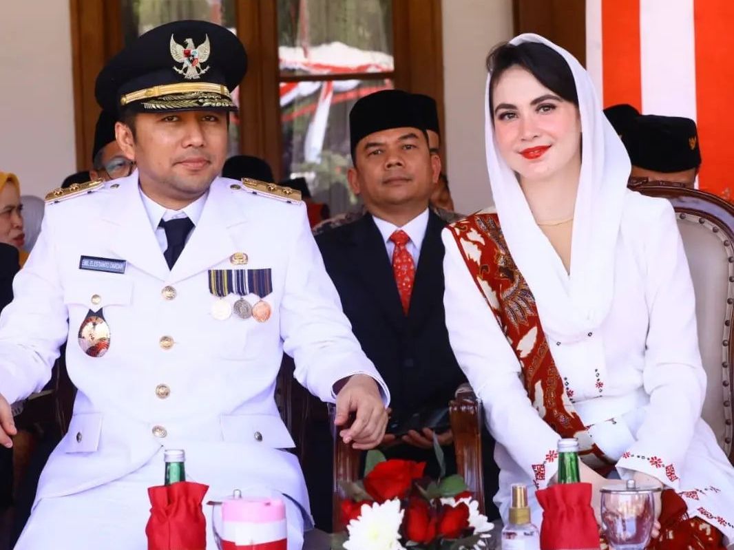 Potret Cantik Arumi Bachsin Tampil Mengenakan Batik Khas Pamekasan ...