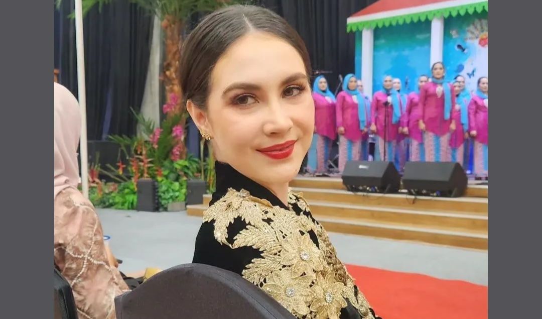 Potret Cantik Arumi Bachsin Tampil Mengenakan Batik Khas Pamekasan ...
