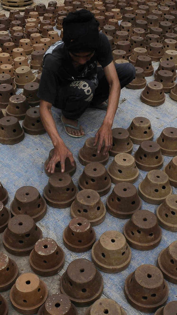 FOTO: Mengintip Pembuatan Keramik Khas Plered Purwakarta yang Mendunia