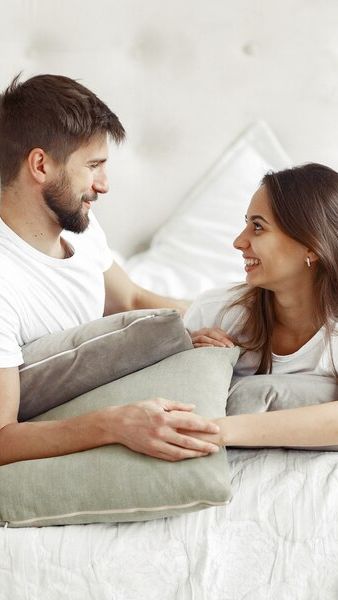 Apa Itu Pillow Talk dan Manfaatnya Untuk Kehidupan Ranjangmu