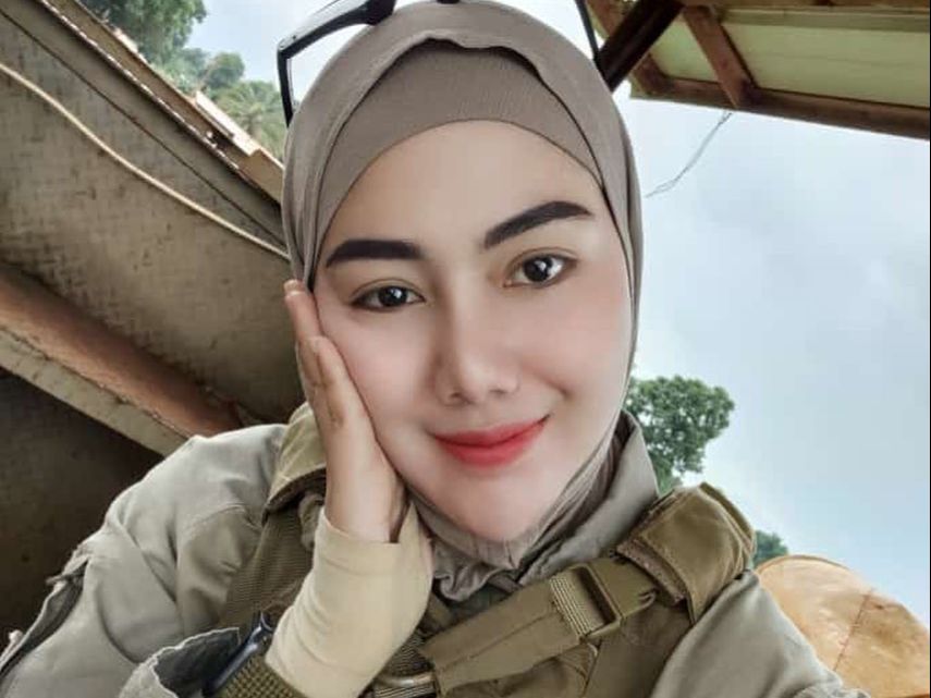 Potret Polwan Cantik Bripka Iis Mulyani Tenteng senjata Laras Panjang, Bikin Salfok | merdeka.com