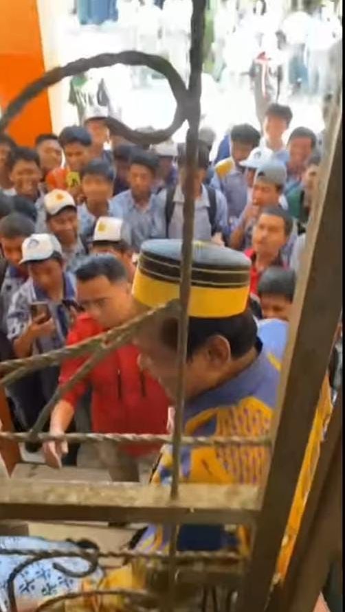 Momen Kepala Siswi SMK Tersangkut di Teralis Sekolah karena Asyik Bercanda, Endingnya Bikin ...