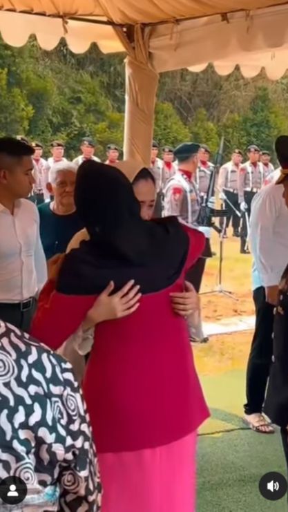 Momen Haru Pemakaman Kombes Agung Marlianto, Perwira Polisi Berprestasi ... Momen Haru Pemakaman Kombes Agung Marlianto, Perwira Polisi Berprestasi ...