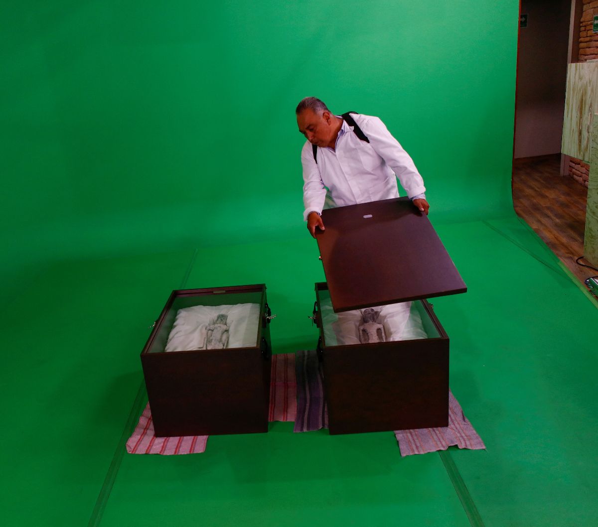 FOTO: Melihat Para Peneliti Meksiko Periksa Dua Tubuh Mumi Alien ...