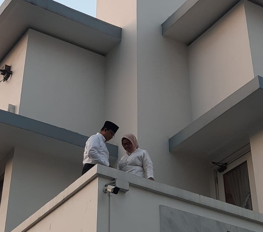 Anies-Cak Imin Lambaikan Tangan pada Relawan Ganjar yang Nyanyi Depan Hotel Majapahit | merdeka.com