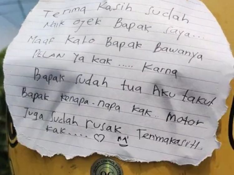 Viral Driver Ojol Tak Bisa Ngebut karena Sudah Tua, Anaknya Tuliskan Pesan Ini di Helm