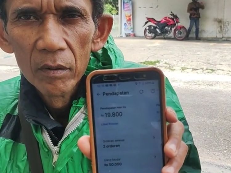 Viral Driver Ojol Tak Bisa Ngebut karena Sudah Tua, Anaknya Tuliskan Pesan Ini di Helm