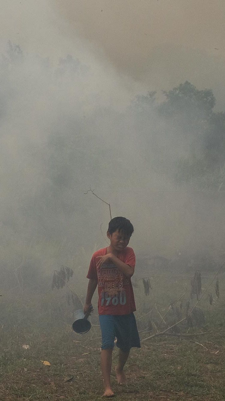FOTO: Potret Permukiman di Sumsel Dikepung Asap Tebal Karhutla, Warga Pakai Pelindung Seadanya