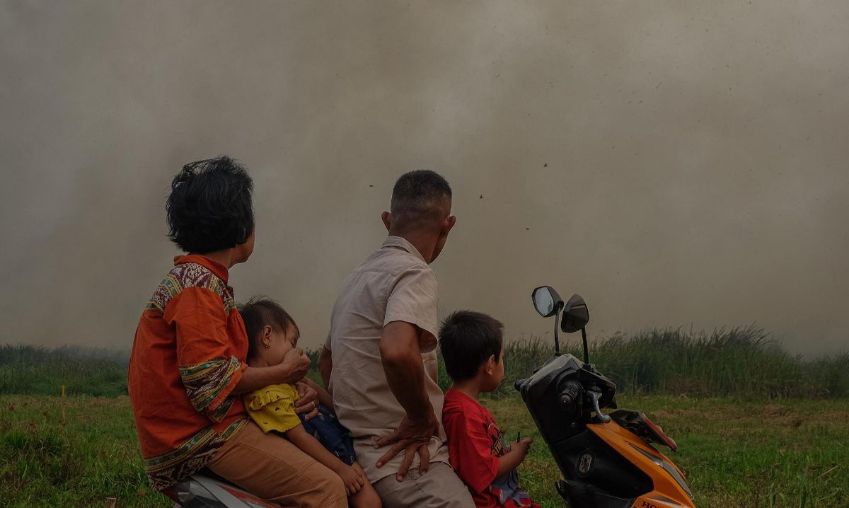 FOTO: Potret Permukiman di Sumsel Dikepung Asap Tebal Karhutla, Warga Pakai Pelindung Seadanya