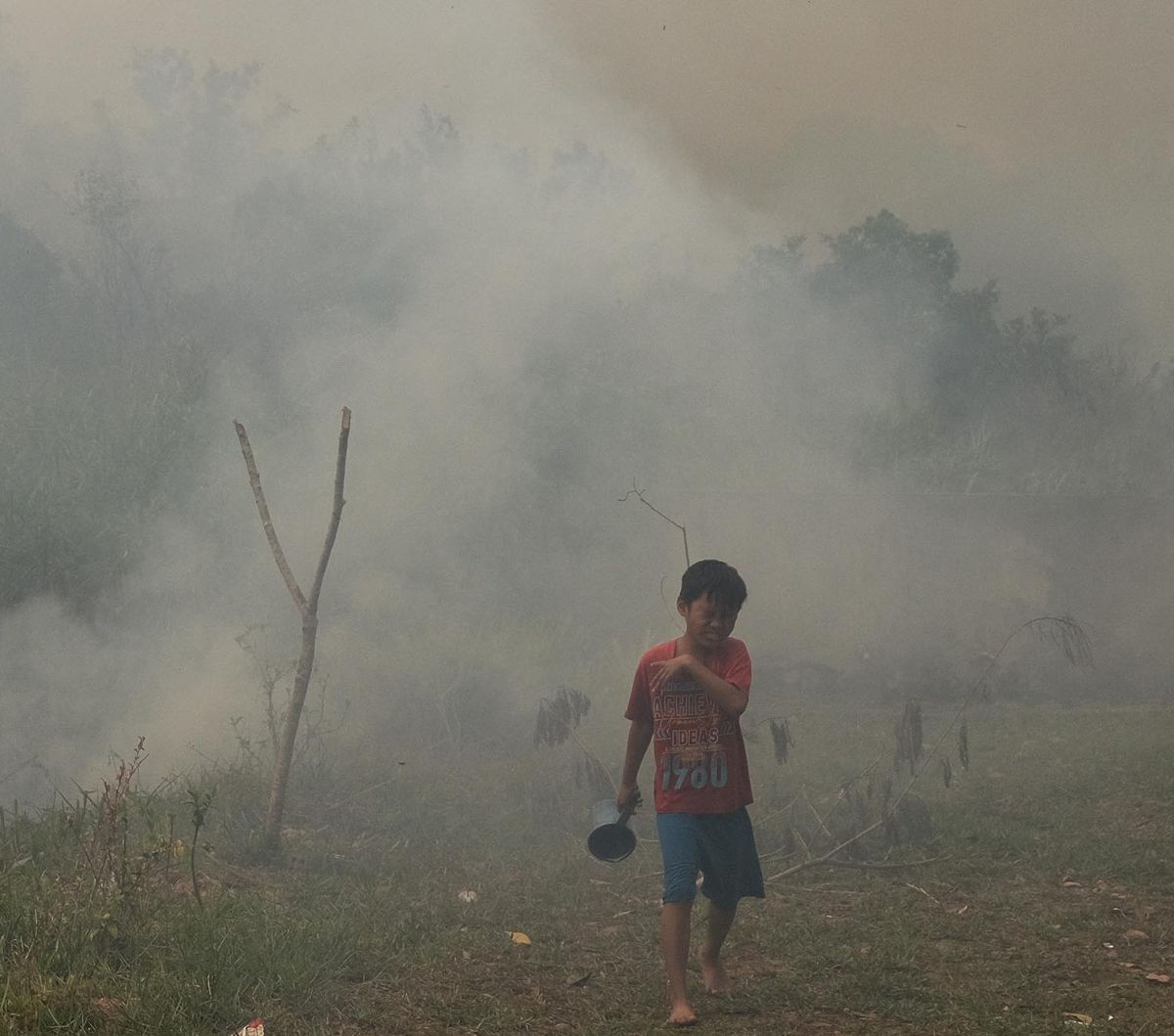 FOTO: Potret Permukiman di Sumsel Dikepung Asap Tebal Karhutla, Warga Pakai Pelindung Seadanya