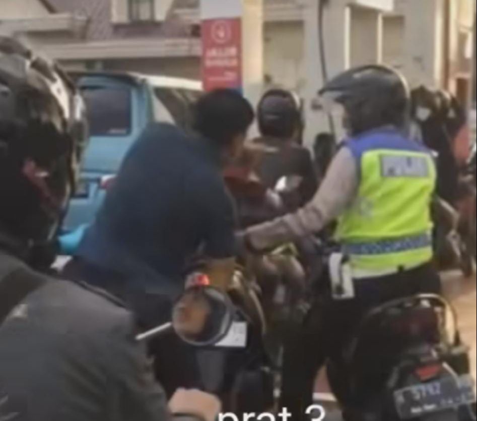 Viral Pemotor Tak Pakai Helm Didatangi Polantas Saat di SPBU & Kunci Motor Dicabut, Ini Cerita ...