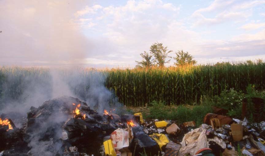 Dampak Membakar Sampah Plastik bagi Lingkungan, Bisa Tingkatkan ...