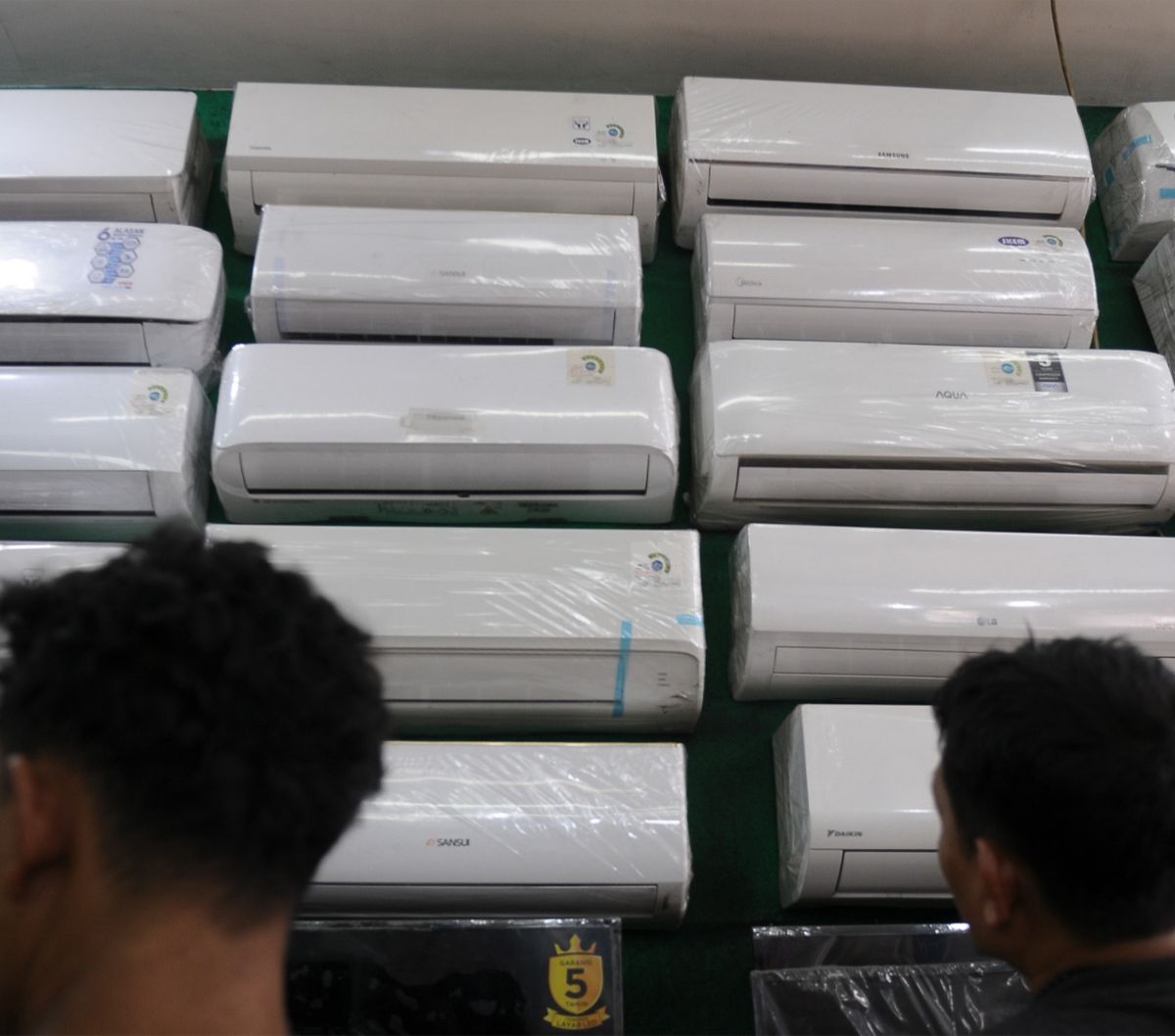 FOTO: Penjualan AC Stagnan di Tengah Cuaca Panas Musim Kemarau