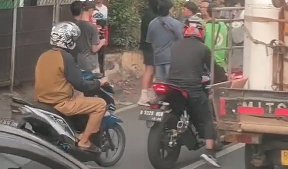 Kejadian Lagi, Aksi Konten Kreator Halau Pengendara Lawan Arah Berujung Cekcok dengan Ojol