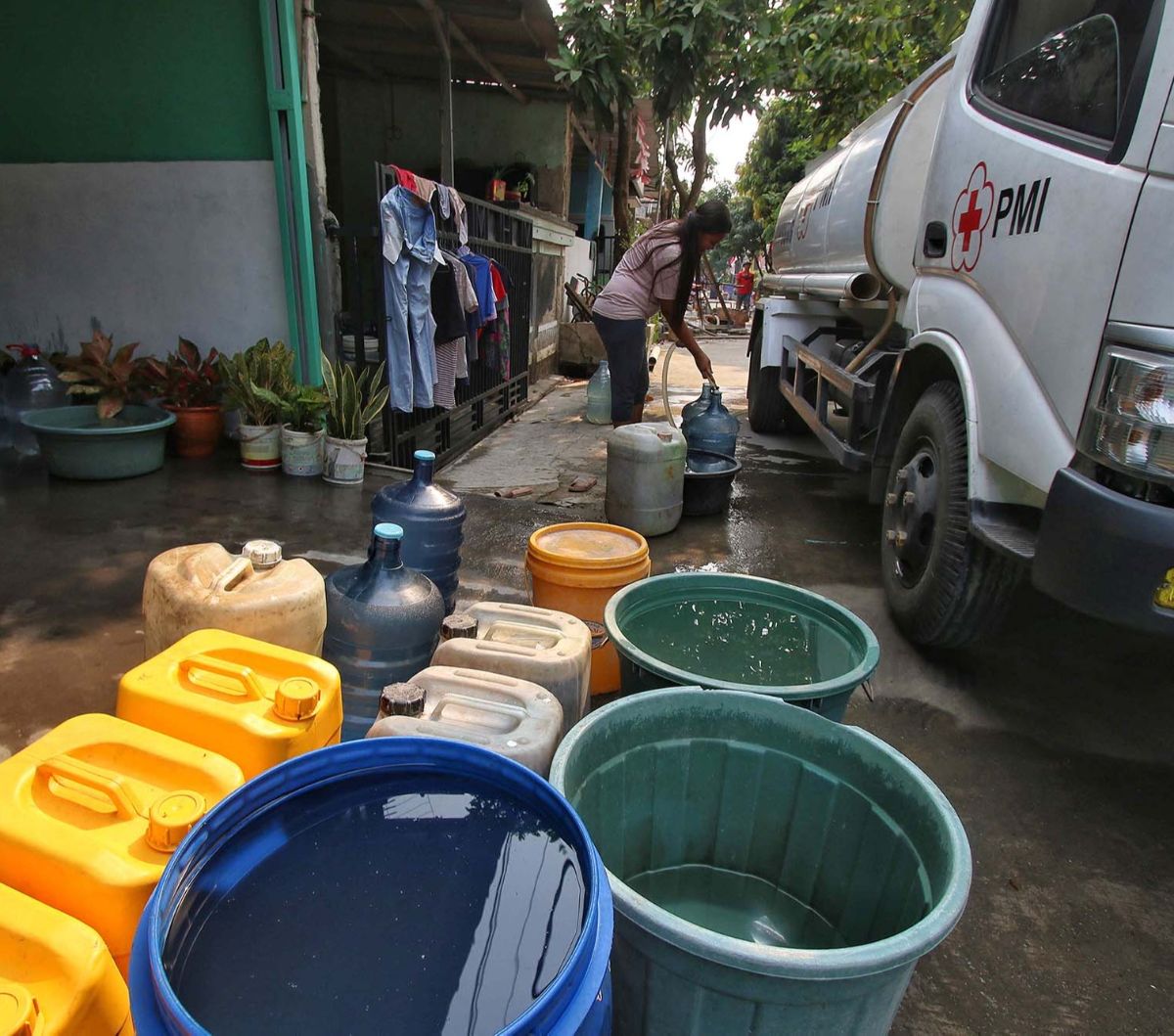 FOTO: Potret Warga Tangerang Andalkan Bantuan Air Bersih di Tengah Musim Kemarau Panjang
