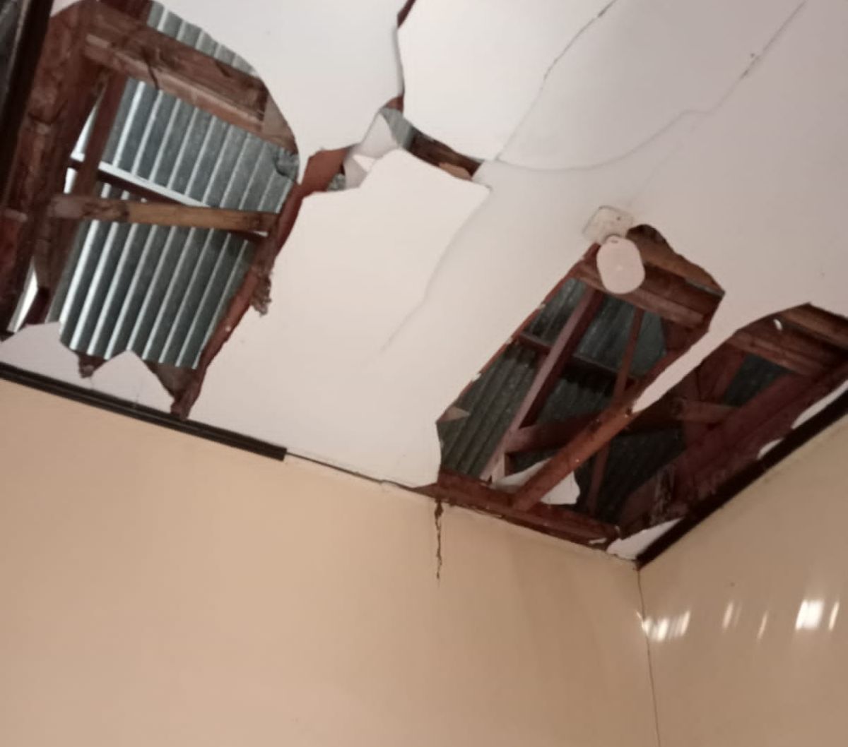 Pengharum Ruangan Meledak, Atap Rumah di Bogor Jebol dan Tembok sampai ...