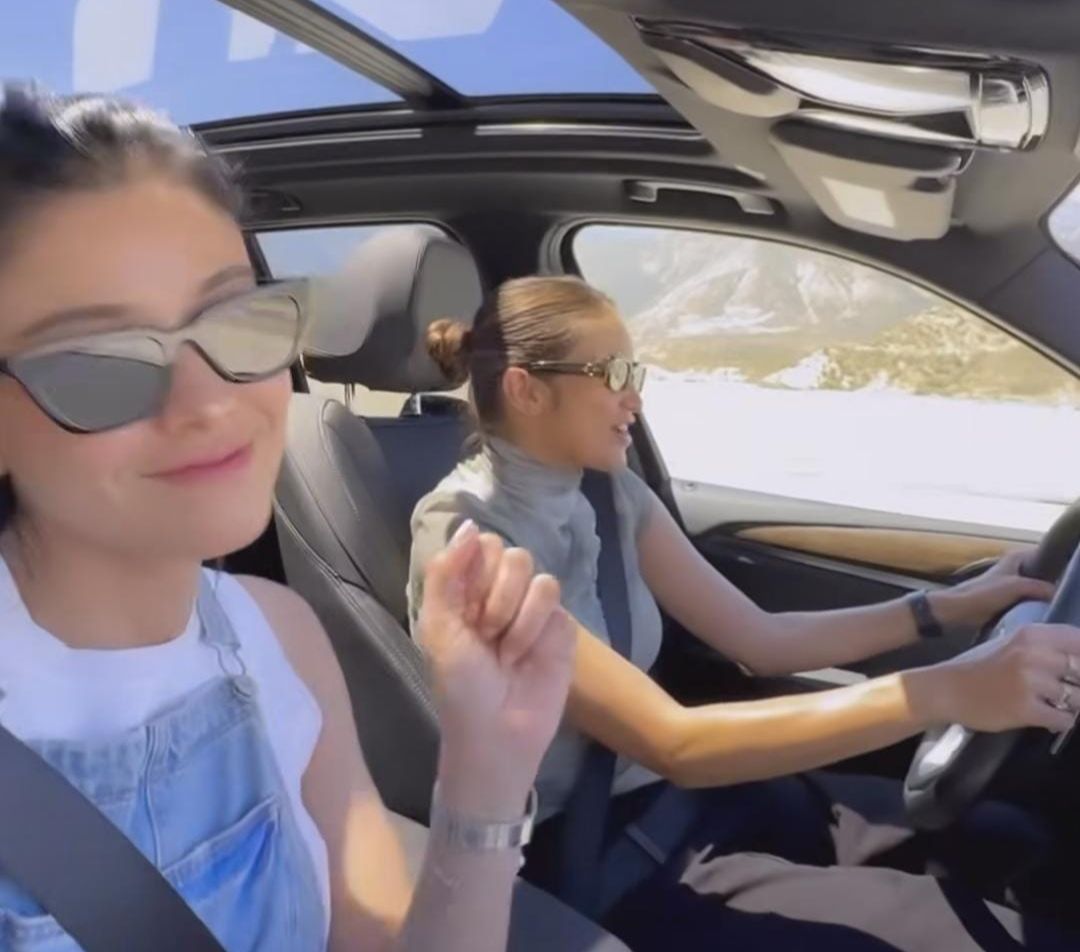 Duo Cantik Gak Kaleng-kaleng, Potret Enzy Storia dan Medina Dina ...